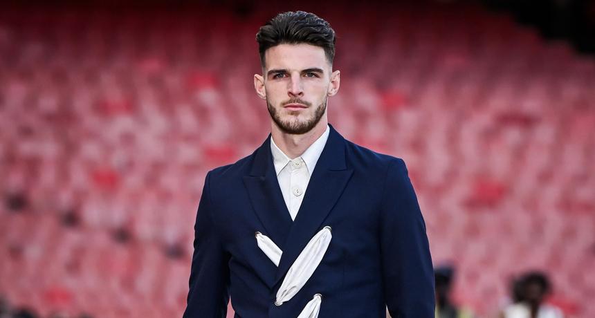 (VIDEO) Declan Rice took part in a fashion show held at Arsenal Stadium ...