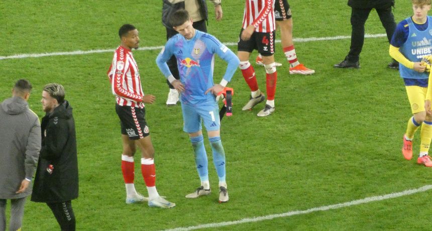 VIDEO. A mistake worth 2 points. The Leeds goalkeeper missed a shock ...