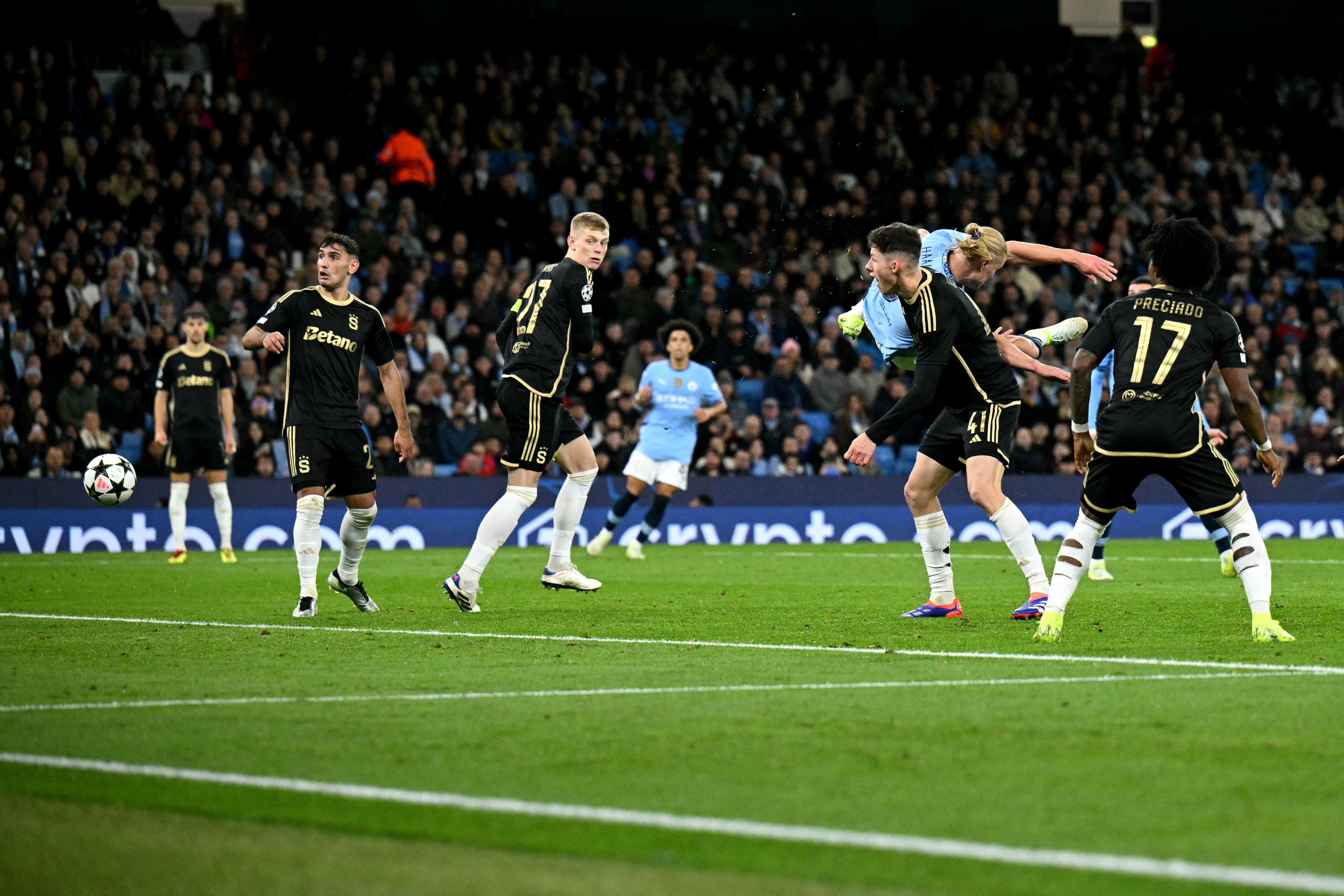What a goal! Haaland scored with a backheel in the Champions League ...