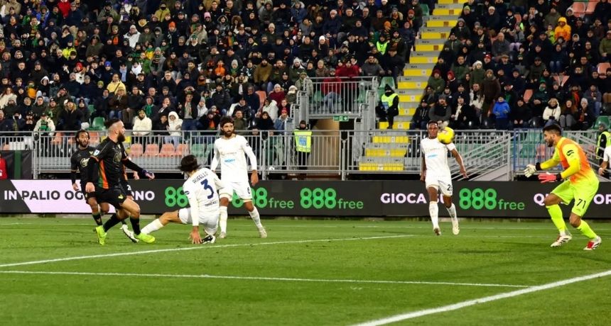 You’ve never seen anything like this! The most controversial offside in ...