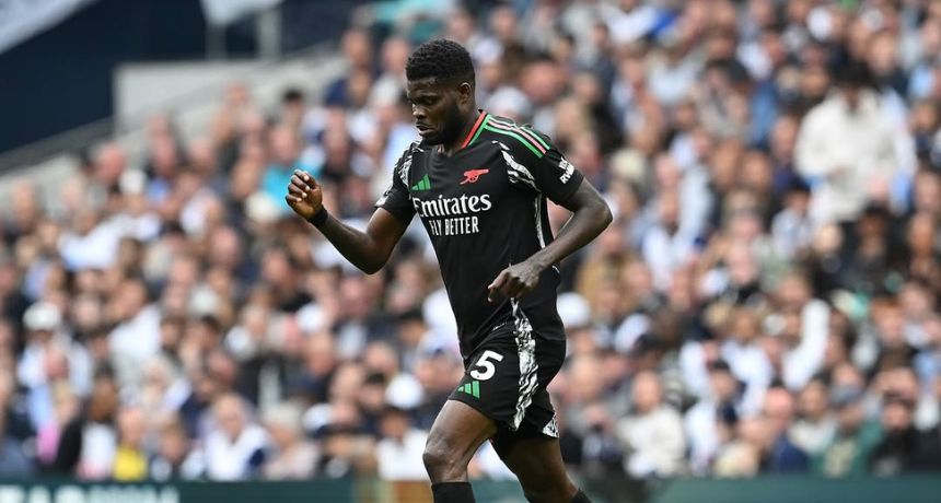 Le Grinch vole les cadeaux ! La star d'Arsenal, Thomas Partey, partage ...