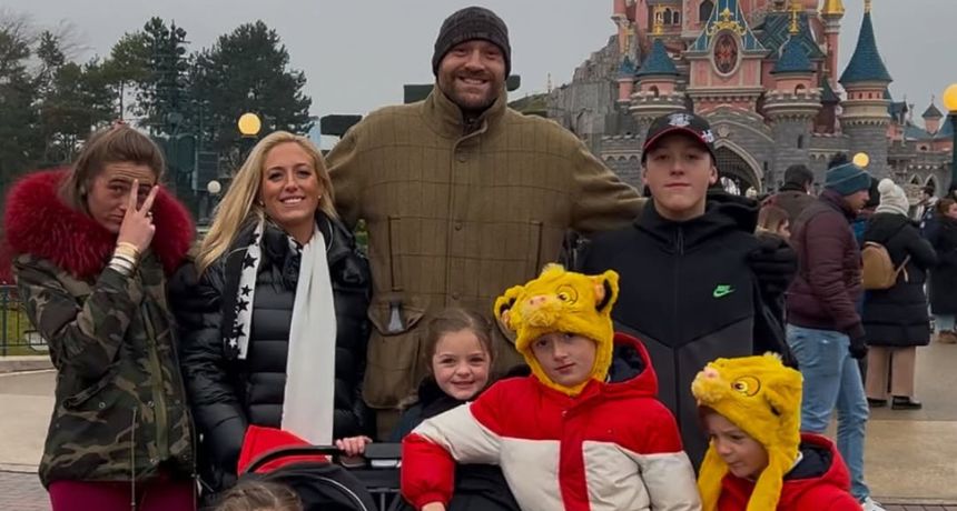 Family time: Tyson Fury enjoys Disneyland trip with wife and kids after ...