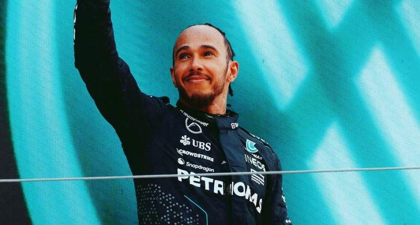 Lewis Hamilton gifts Mercedes team a special artwork to show ...
