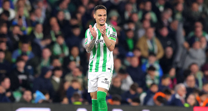 It finally happened! Antony scores his first league goal since April ...