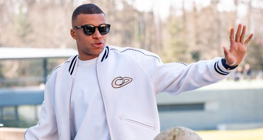 Stylish! Mbappe arrives at the French national team in Clairefontaine ...