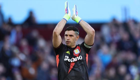 Top-level trolling: Emiliano Martínez arrives in Paris wearing a cap ...
