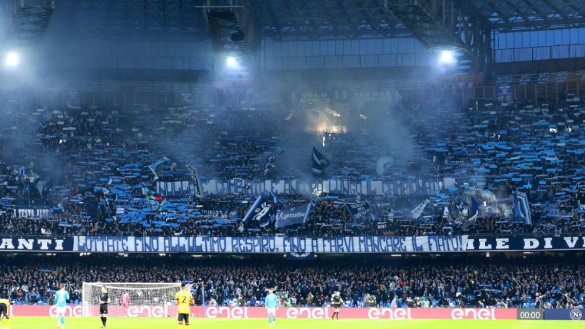 How is this possible? Fans on mopeds break into Napoli stadium at night ...