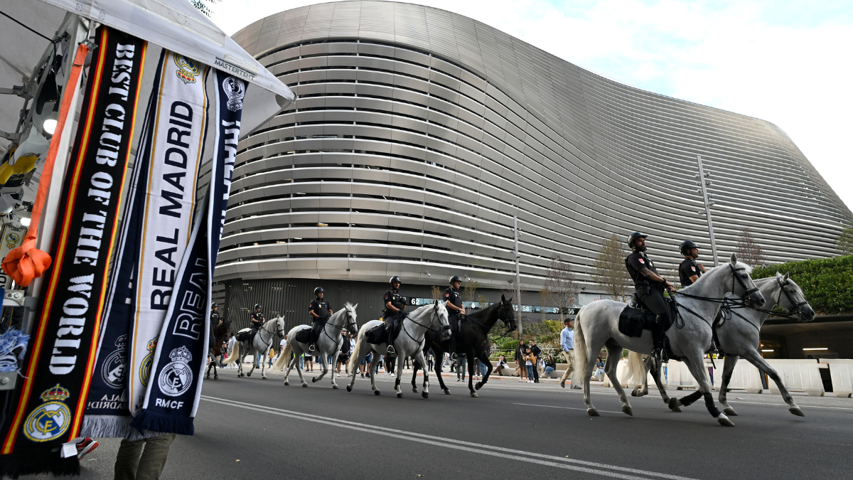 La policía se ve obligada a entrar en el sector de aficionados del Real ...