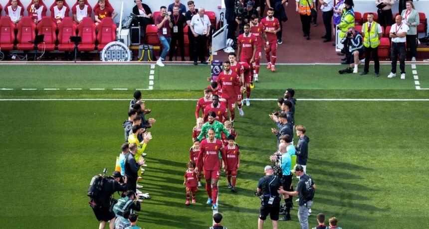 Once again trophyless. Liverpool fans creatively troll Arsenal ...