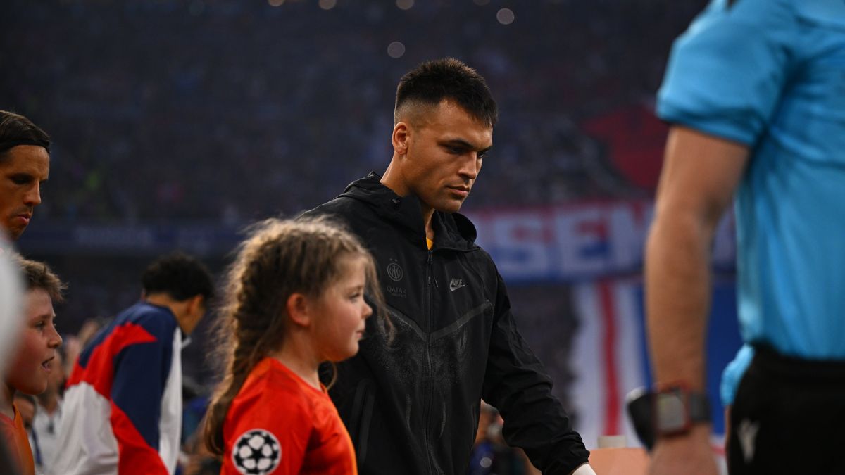 Emotional collapse. Only one fan greeted Inter after their defeat in ...