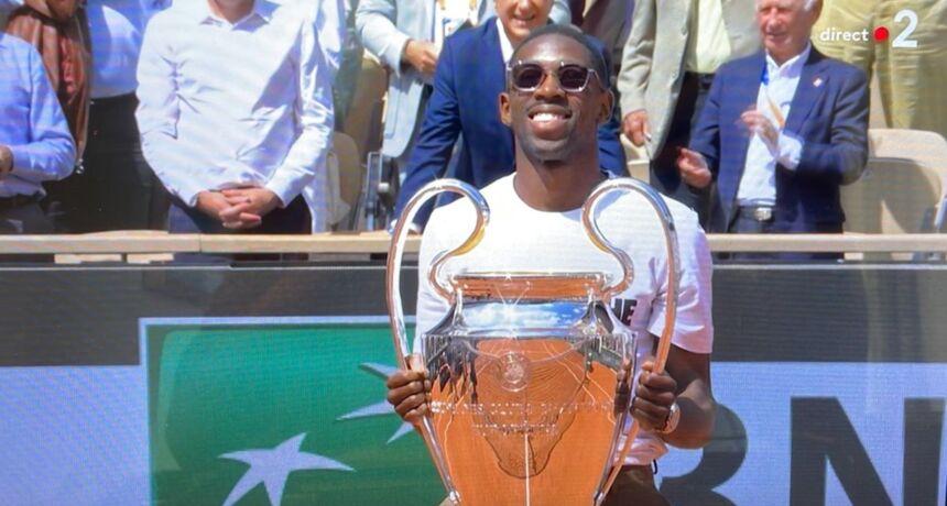 Emotional! Ousmane Dembélé presents the Champions League trophy to the ...