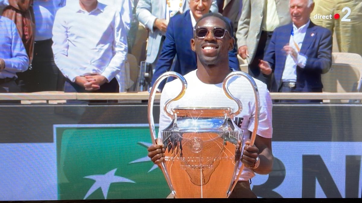 Emotional! Ousmane Dembélé presents the Champions League trophy to the ...
