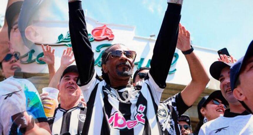 Star guest: famous rapper Snoop Dogg attends a Club World Cup match ...