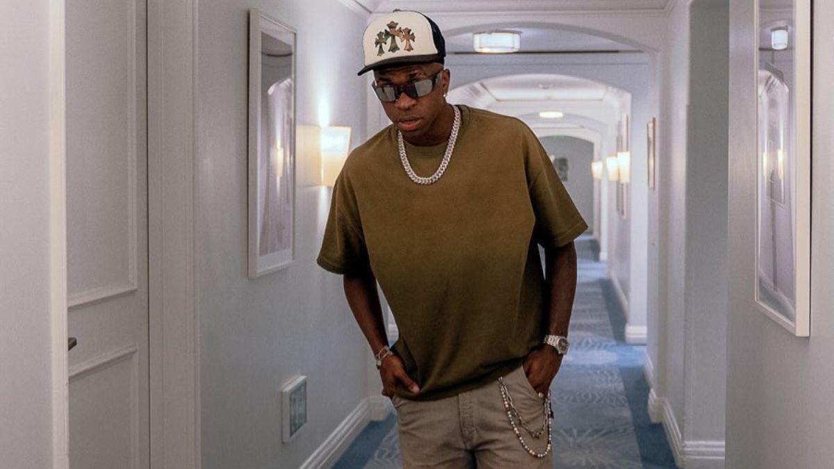 A guy with style. Vinicius shares new photo with friends in trendy ...