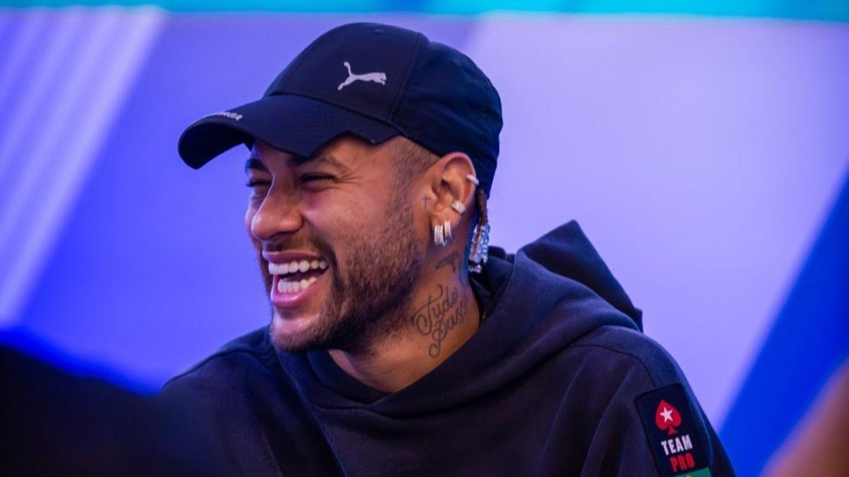 Taking a break from football in his free time: Neymar joins a poker ...