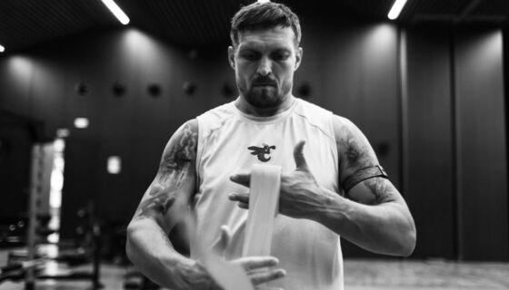 True love. Usyk’s wife shares a touching new photo with him and their ...