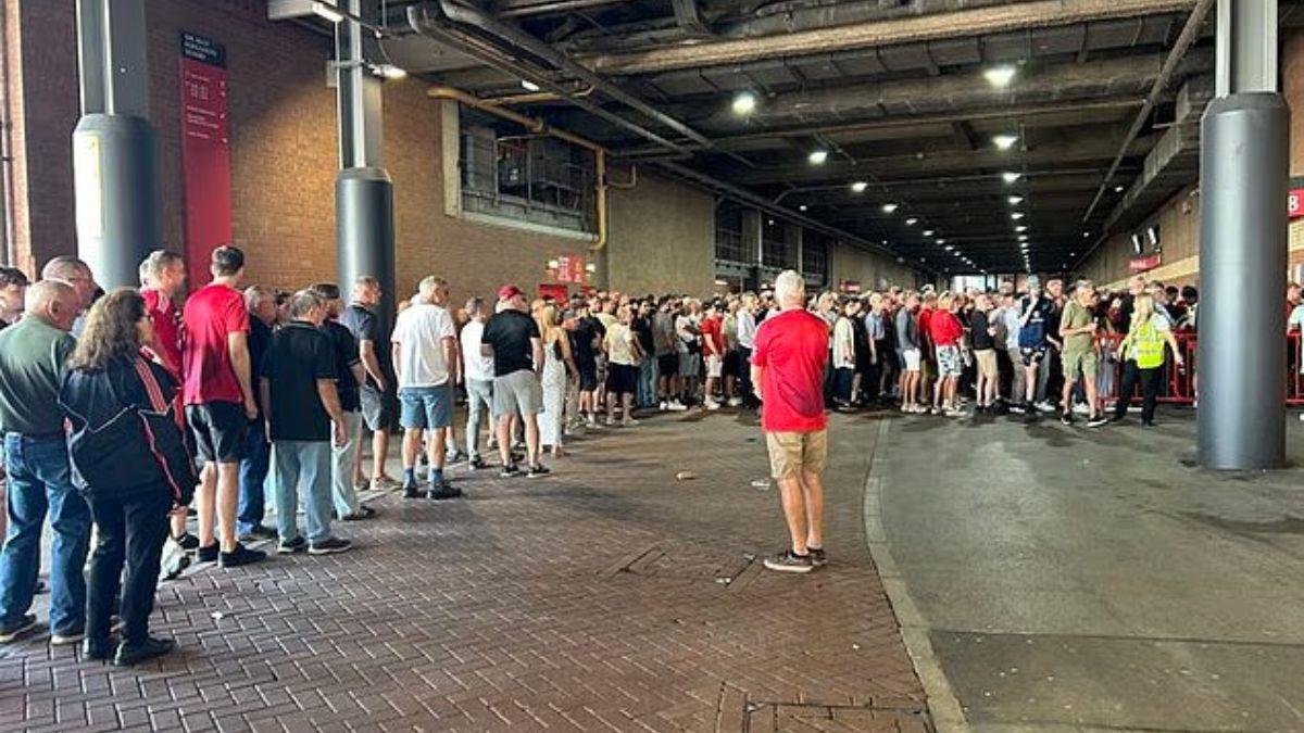 Huge queues: Thousands of Manchester United fans fail to enter stadium ...