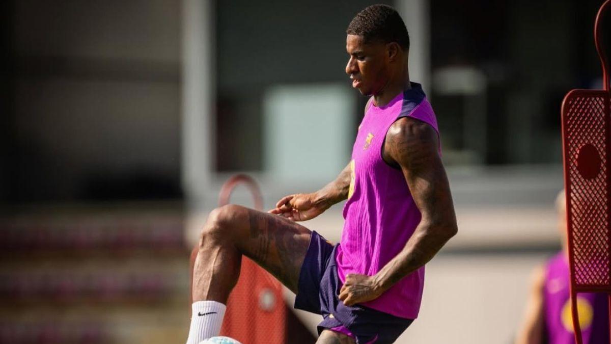 With a smile on his face. Marcus Rashford shares new photos from ...