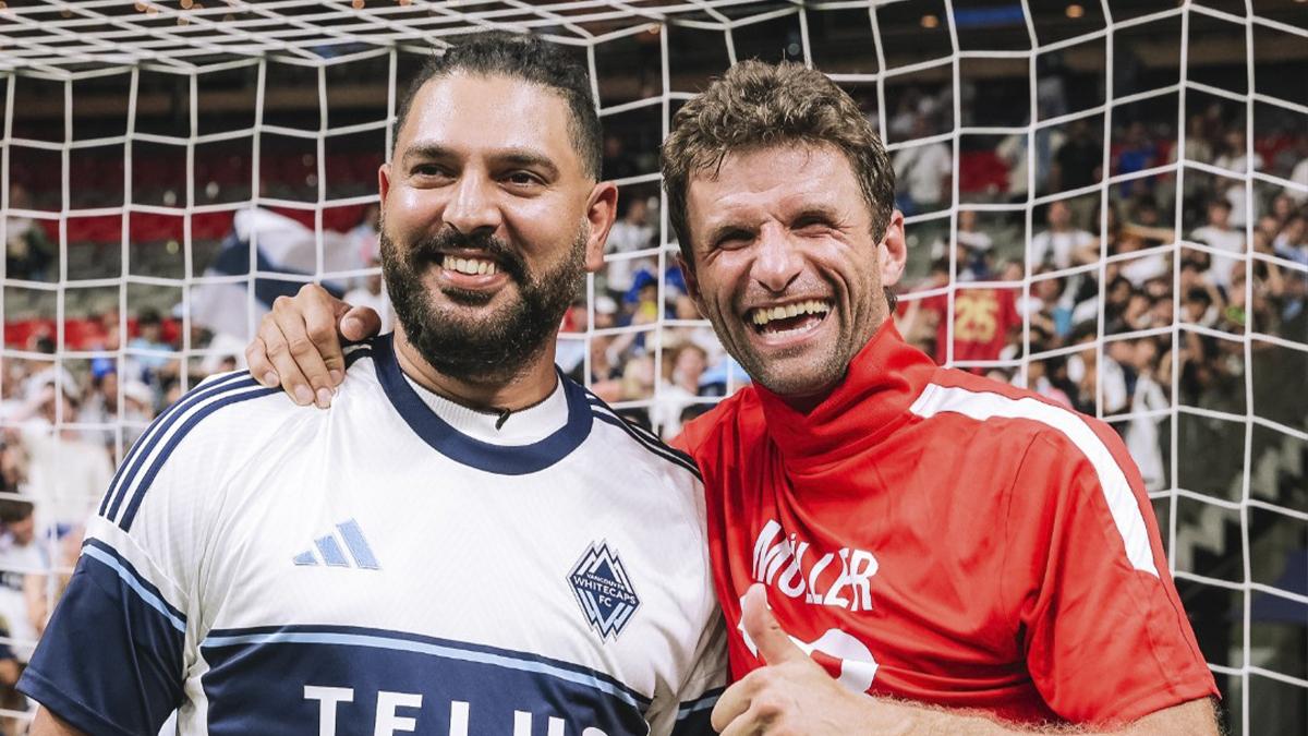 Legends meet! Thomas Müller and Yuvraj Singh pose for a photo together ...