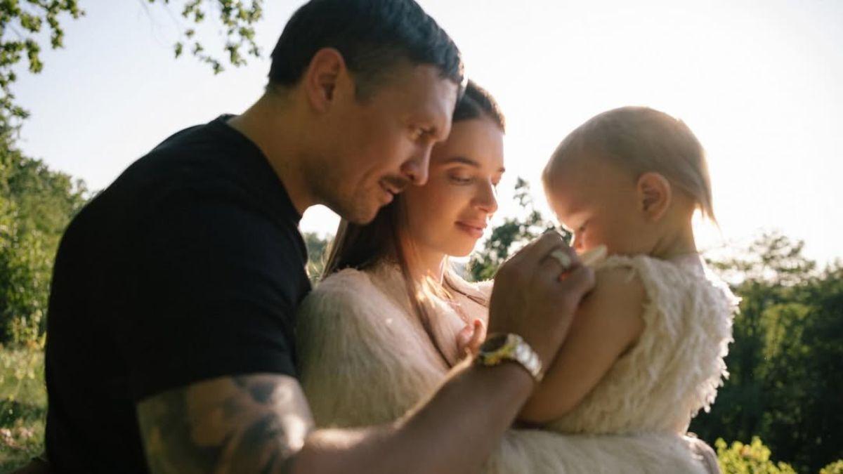 Family comfort. Oleksandr Usyk's wife shares tender photos with him and ...