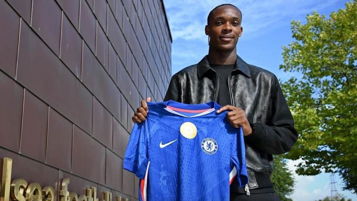 Strasbourg fans boo their captain over Chelsea move | Dailysports