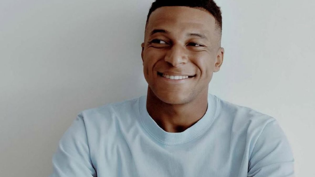 With a broad smile. Kylian Mbappé shares new personal photos from ...