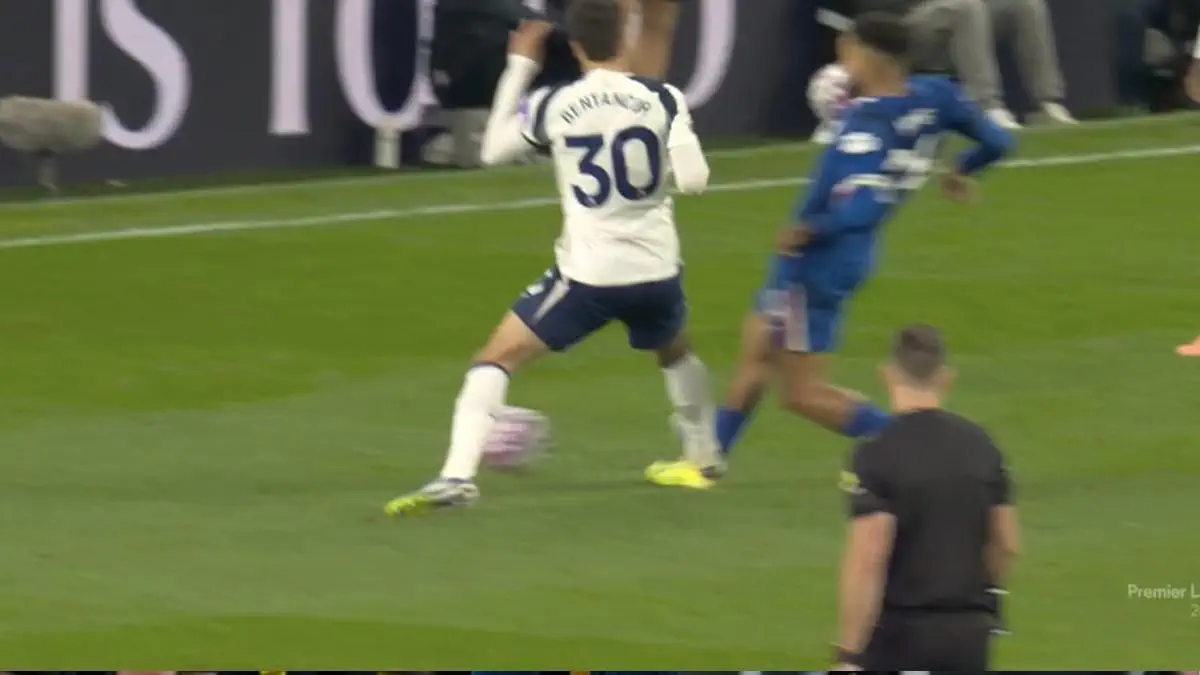 Controversial incident in the Tottenham vs Chelsea match. Referee ...