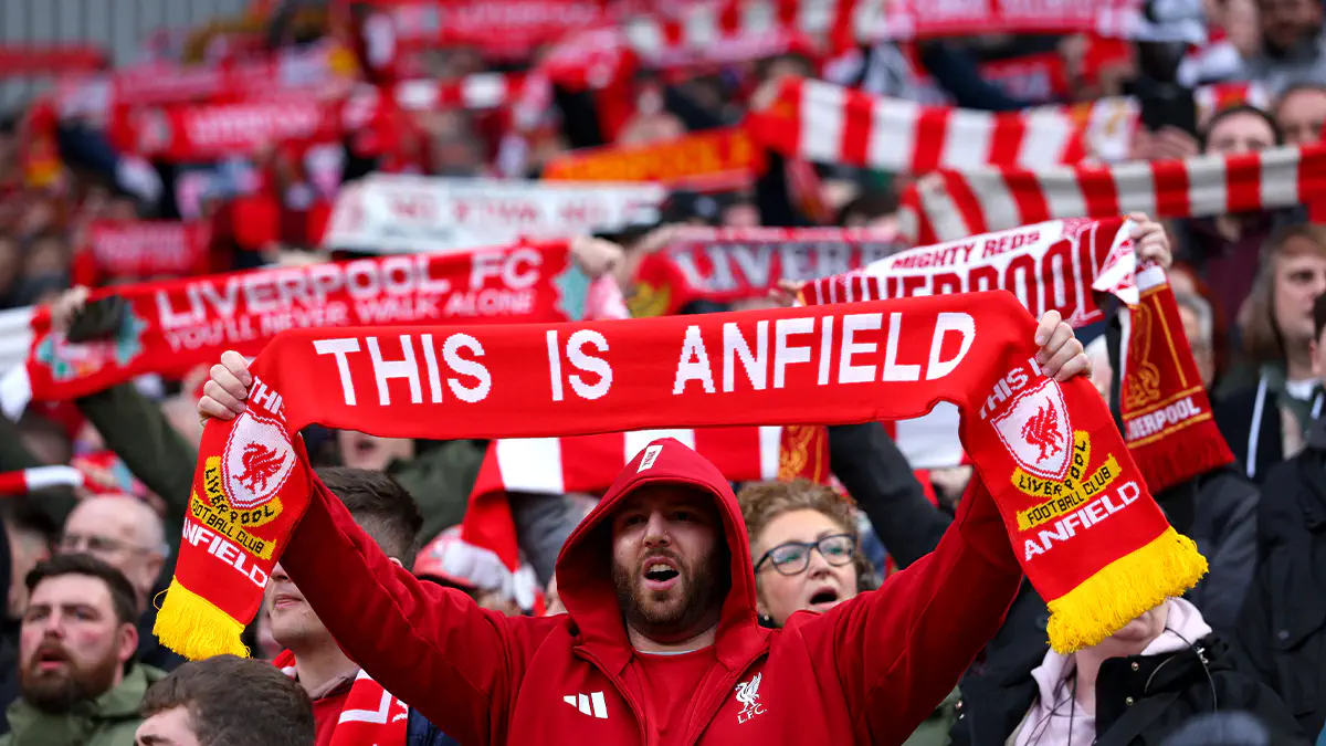 Un beau geste ! Un supporter répand les cendres de son père à Anfield ...