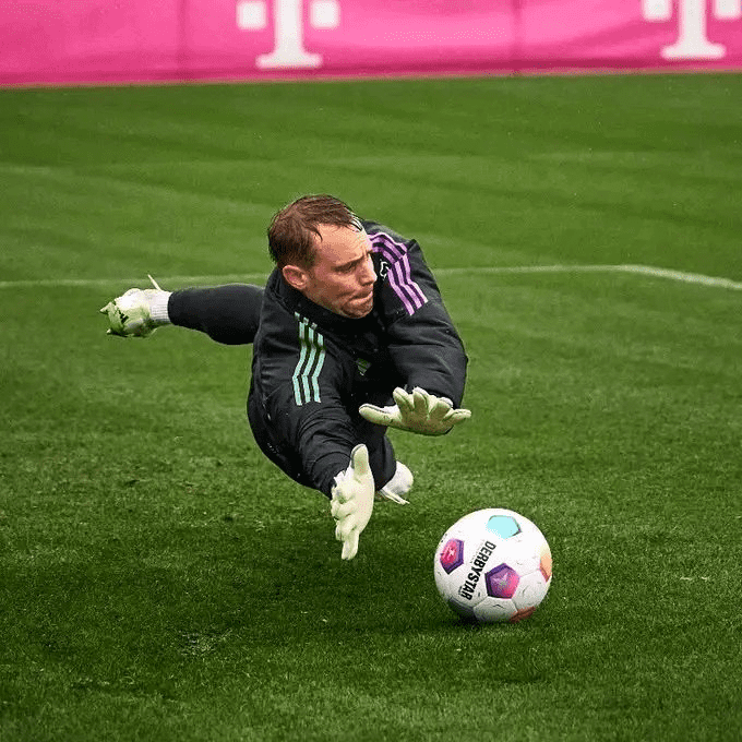 Manuel Neuer is back to training for the first time after 9 month ...