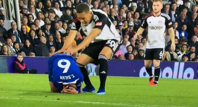 Such a punch wouldn't be allowed even in the UFC! VAR referees ...