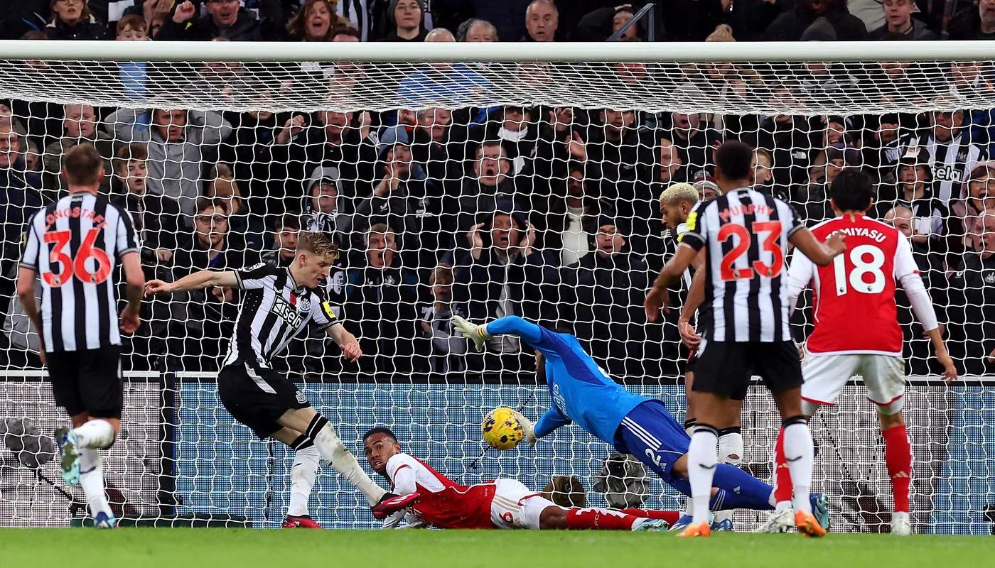 Newcastle narrowly defeated Arsenal thanks to a controversial goal ...