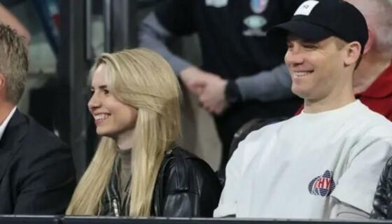 PHOTO. 37-year-old Neuer married a 23-year-old handball player. What ...