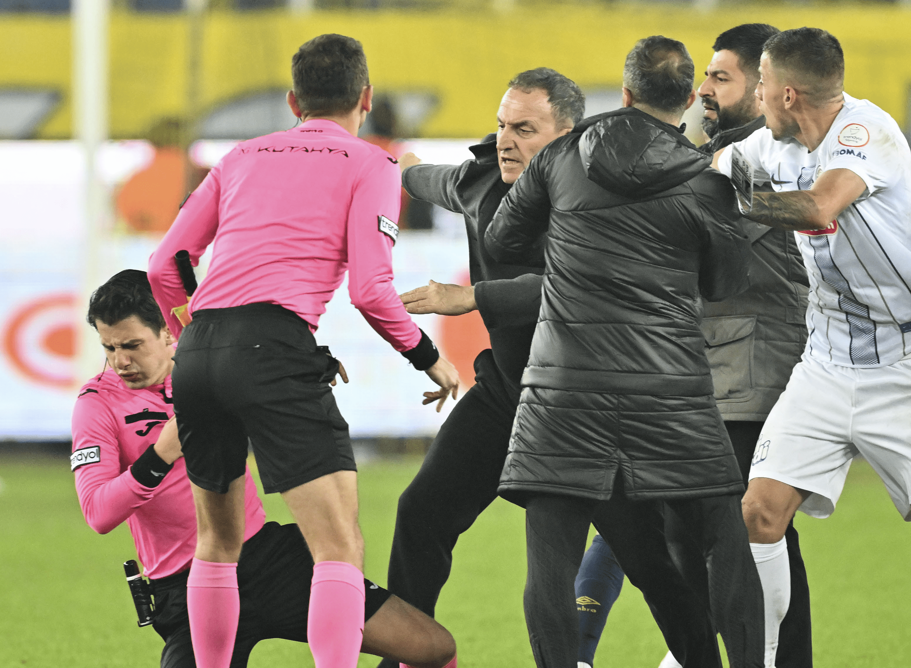 The referee who had been beaten after the match in Turkey made a loud ...