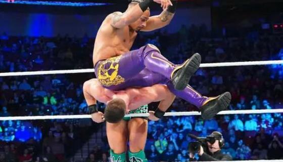 VIDEO. WWE Smackdown fighter nearly breaks his neck after a bad fall ...