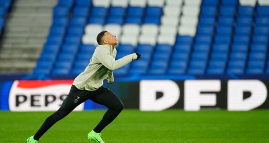 VIDEO. Kylian Mbappe declined to sign a poster featuring the emblem of ...