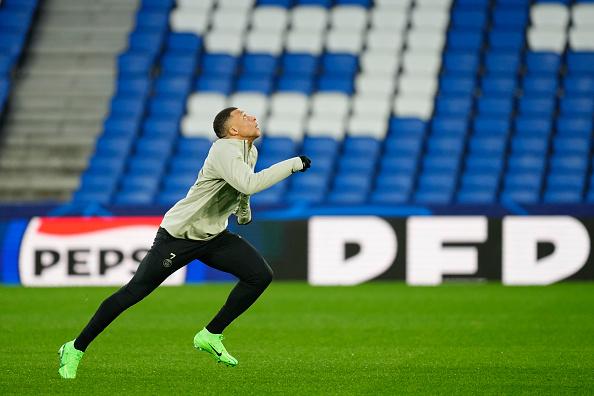 VIDEO. Kylian Mbappe declined to sign a poster featuring the emblem of ...