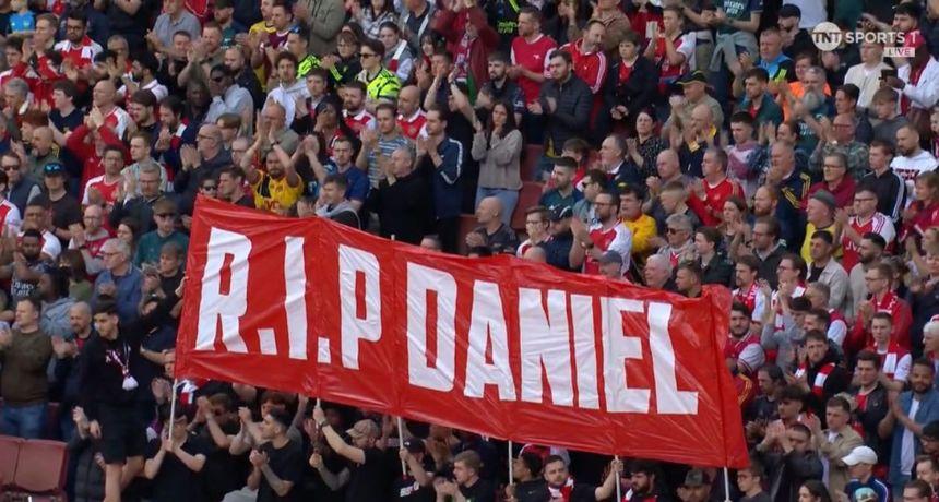 The entire stadium paid tribute to the 14-year-old Arsenal fan who died ...