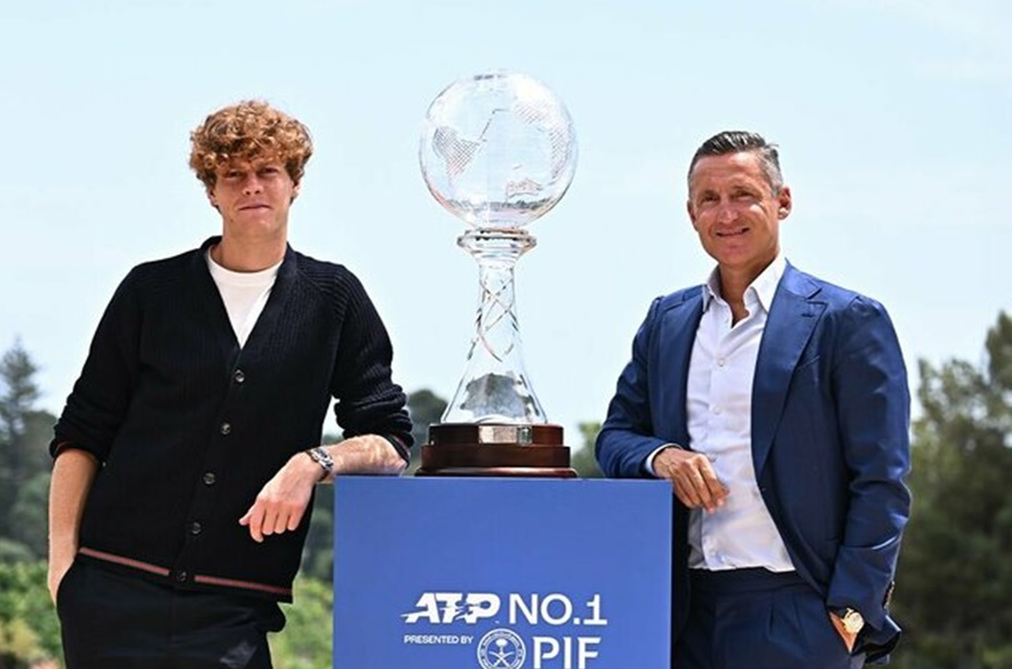 PHOTO. Jannik Sinner was presented with the trophy for the world's top ...