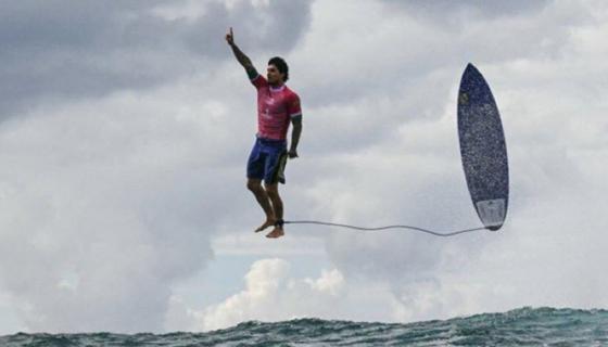 Olympic record + best photo of the Olympics. Brazilian surfer became ...